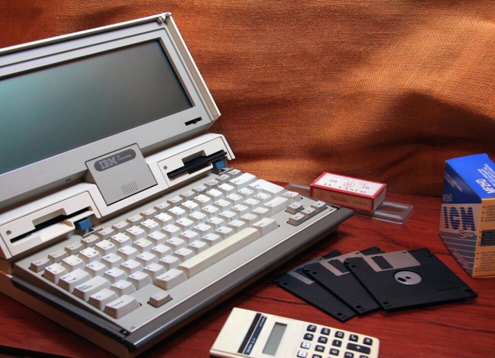 Work Old School Style: A Look Back at Pre-Tech Office Life ...