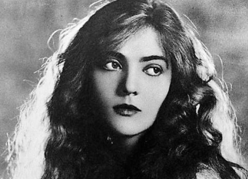25 Faces That Defined an Era: Meet the Famous Flappers of the 20s ...