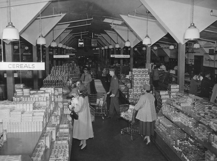 The Charm of the 1950s in 25 Photos—A Glimpse Into Another Era ...