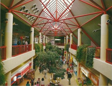 Mall Madness: 25 Nostalgic Photos That Capture the Fun of 1980s ...