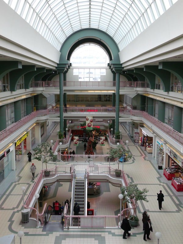 Mall Madness: 25 Nostalgic Photos That Capture the Fun of 1980s ...