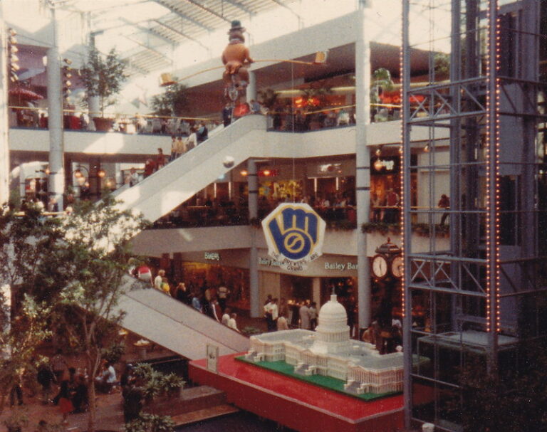 Mall Madness: 25 Nostalgic Photos That Capture the Fun of 1980s ...
