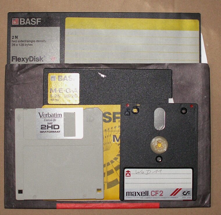 25 Tech Relics That Defined an Era: A Throwback Gadget Gallery ...