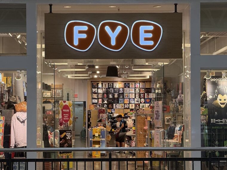 Meet Me at the Mall: The Stores That Defined 90s and 2000s Teen Life ...