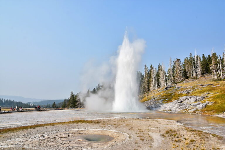 10 of the Tallest, Most Active, and Spectacular Geysers in America ...